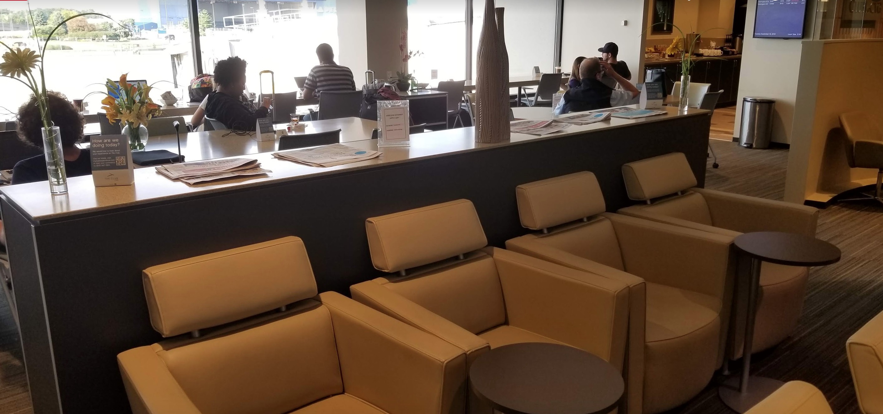 the-club-cvg-lounge-review-seating - Points with a Crew