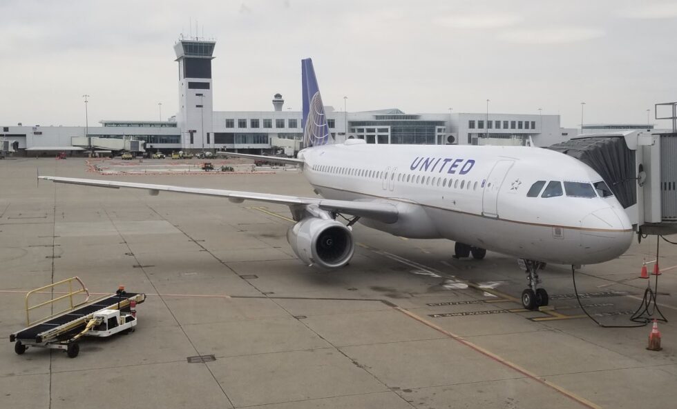 Summer Intern Flies 600 Miles Each Week To Avoid Paying $3,500 NYC Rent ...