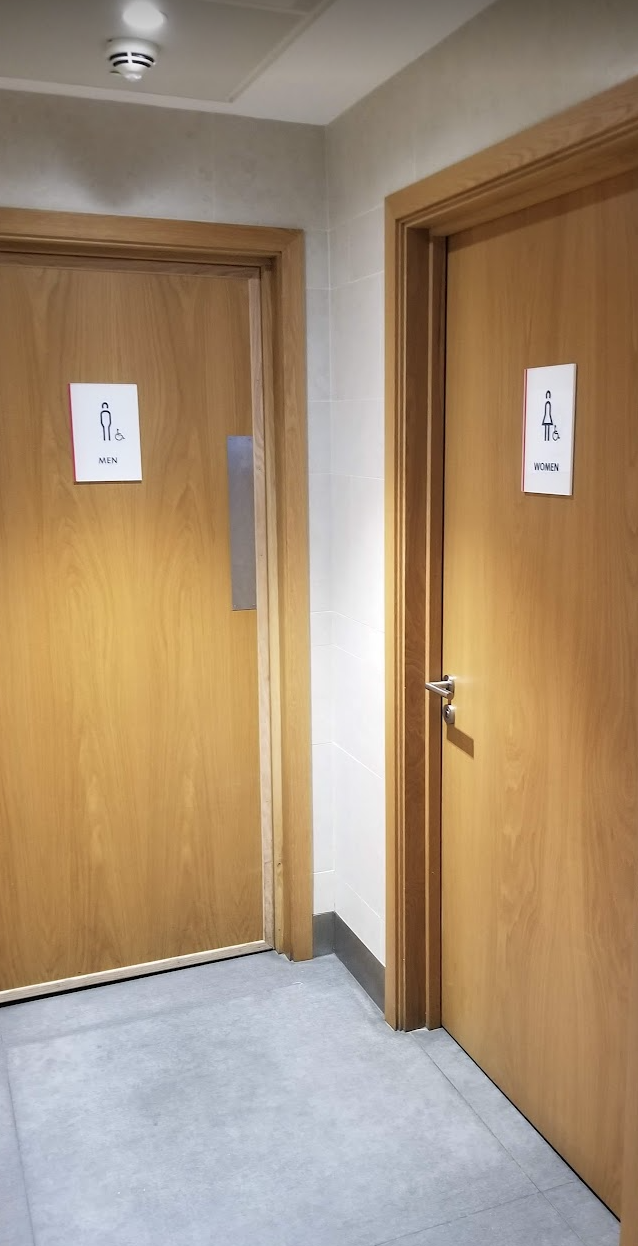 american-airlines-london-lhr-arrivals-lounge-restrooms - Points with a Crew