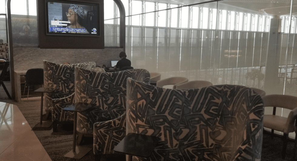Delta Sky Club EWR Lounge Review - Points with a Crew