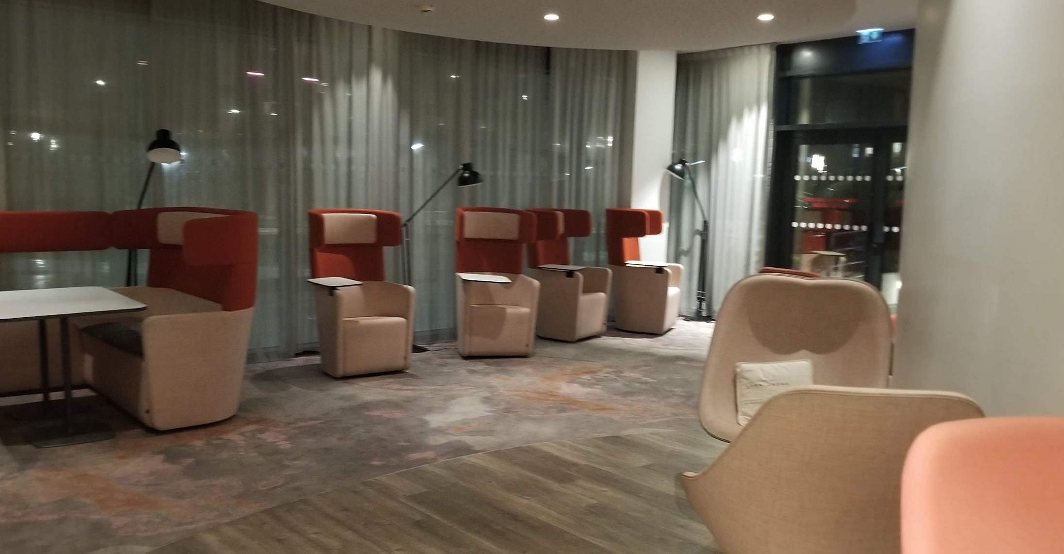 paris-airport-hotel-review-holiday-inn-express-lobby - Points with a Crew