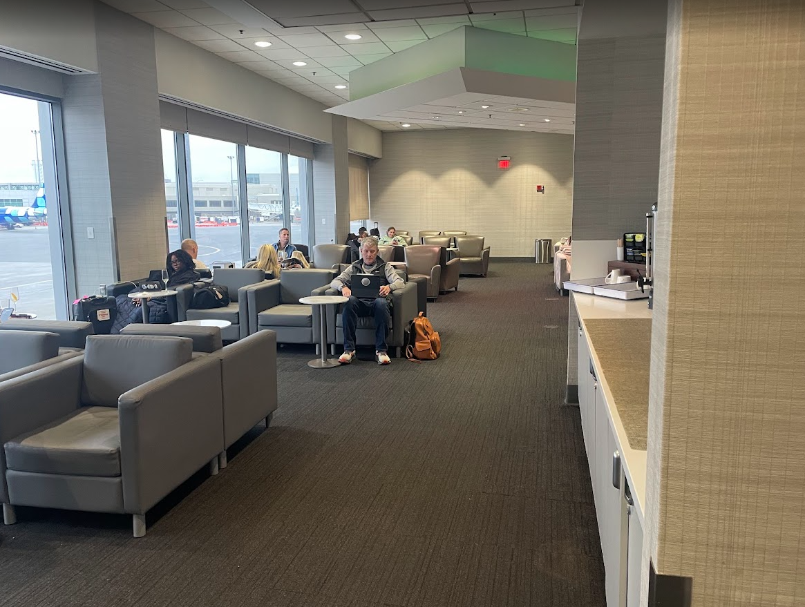 the-lounge-bos-boston-airport-priority-pass-seating - Points with a Crew